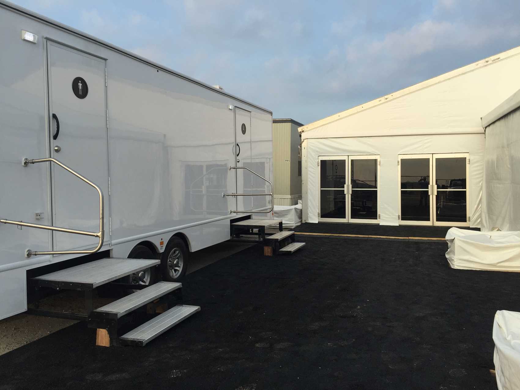 TRÁILER DE BAÑO Y DUCHA DE 3 PUESTOS - Luxury Event Trailers ES